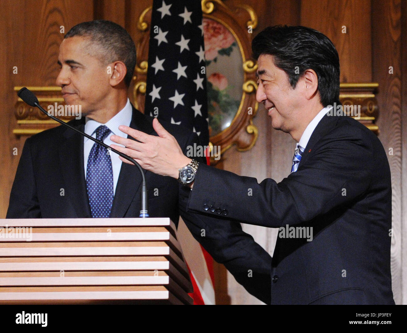 TOKYO, Japan - U.S. President Barack Obama (L) and Japanese Prime ...