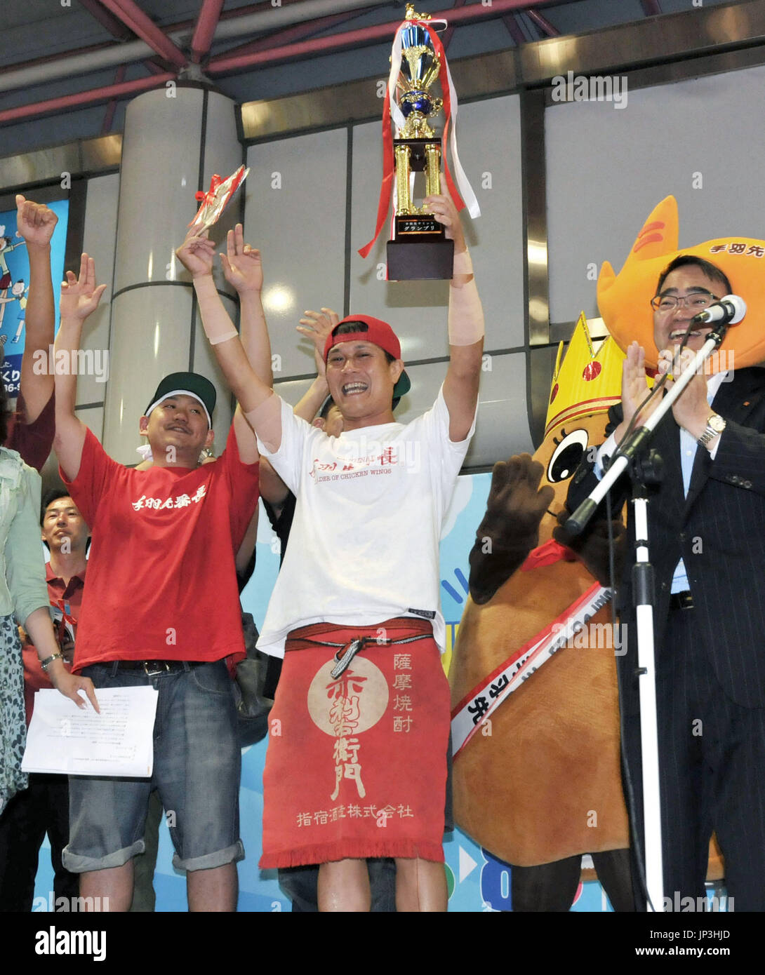 NAGOYA, Japan - Naoki Ichinose (C) of the "Tebasaki Bancho" restaurant ...