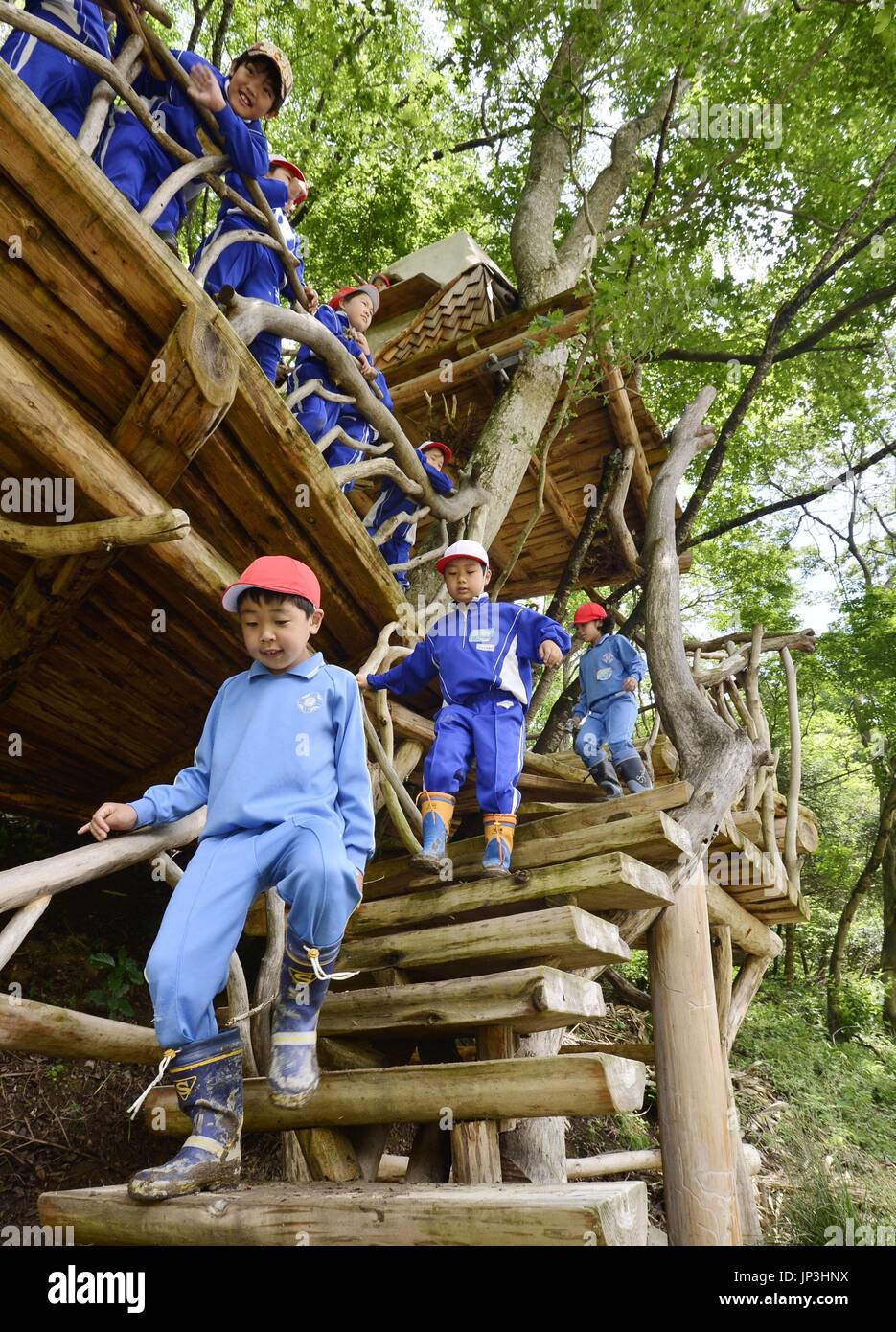 HIGASHIMATSUSHIMA, Japan - Students from Nobiru and Miyato elementary ...