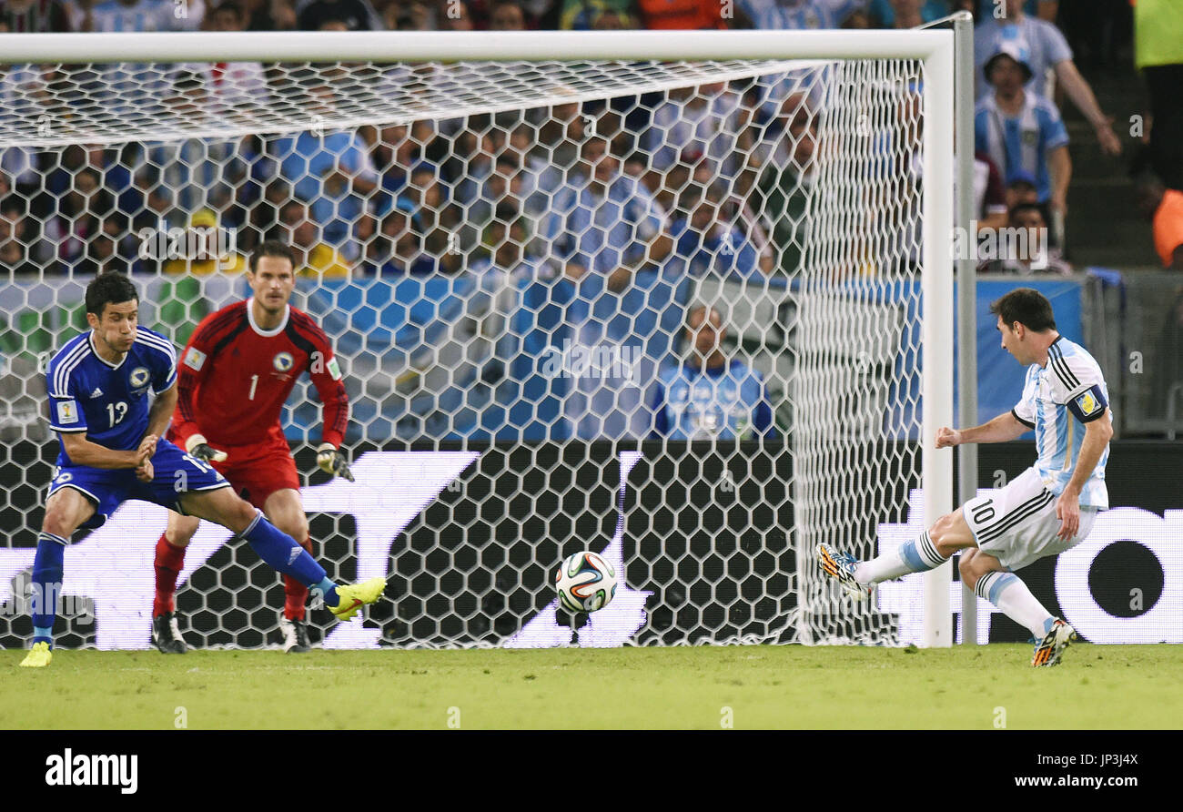 RIO DE JANEIRO, Brazil - Argentina's Lionel Messi (R) scores the second ...