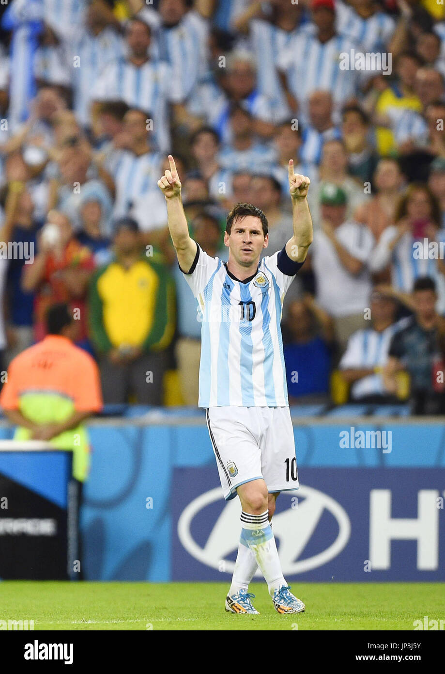 RIO DE JANEIRO, Brazil - Argentina's Lionel Messi acknowledges cheers ...
