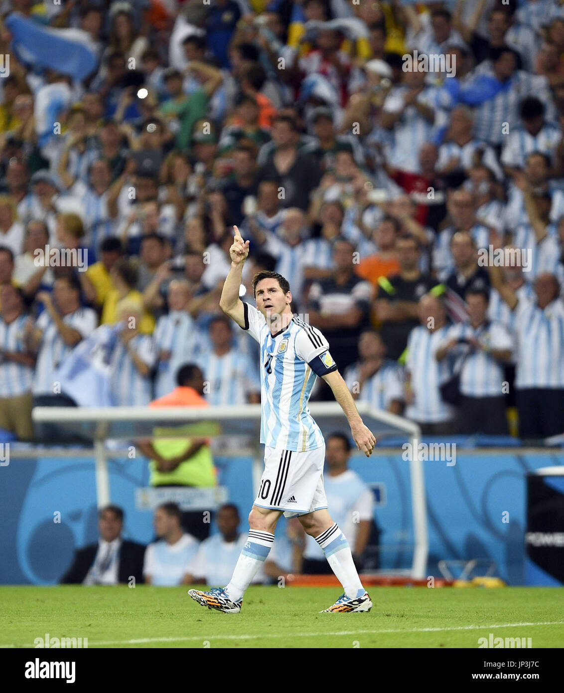 RIO DE JANEIRO, Brazil - Argentina's Lionel Messi acknowledges cheers ...