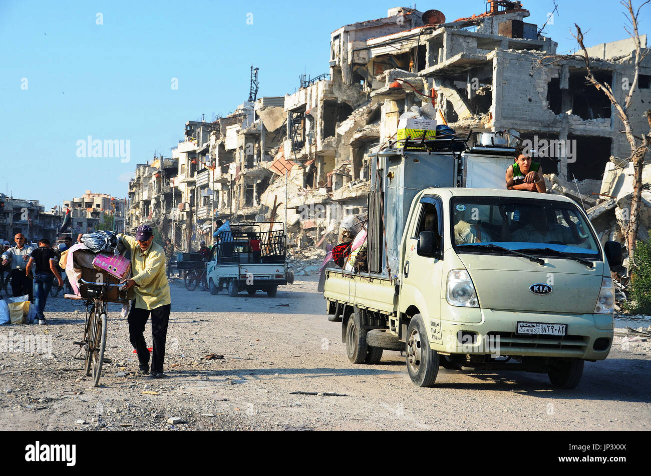 HOMS, Syria - People carry their belongings by bicycle and car in war ...