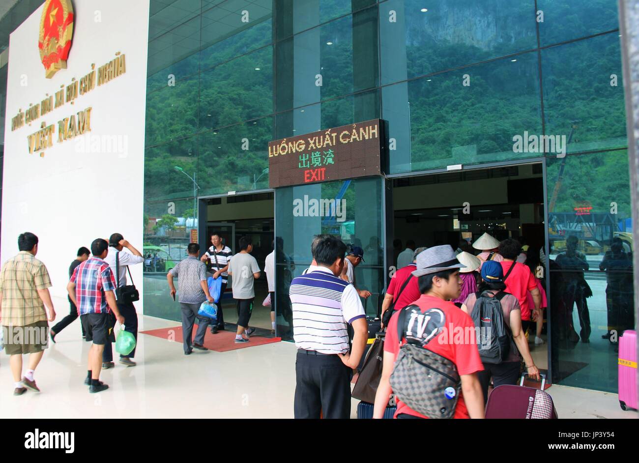 DONG DANG, Vietnam - Chinese line up at the border with China in Dong ...