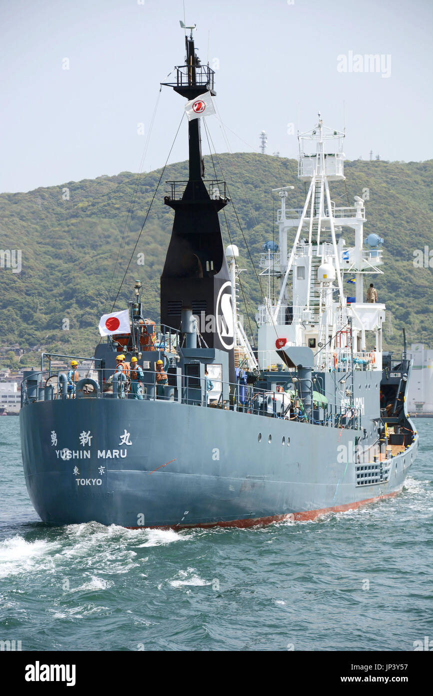SHIMONOSEKI, Japan - The Japanese whaling ship Yushin Maru leaves ...