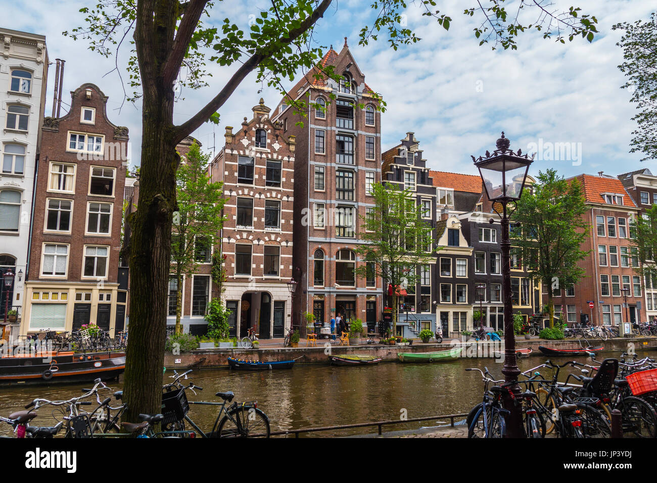 The amazing small houses at the canals in the city center of Amsterdam ...