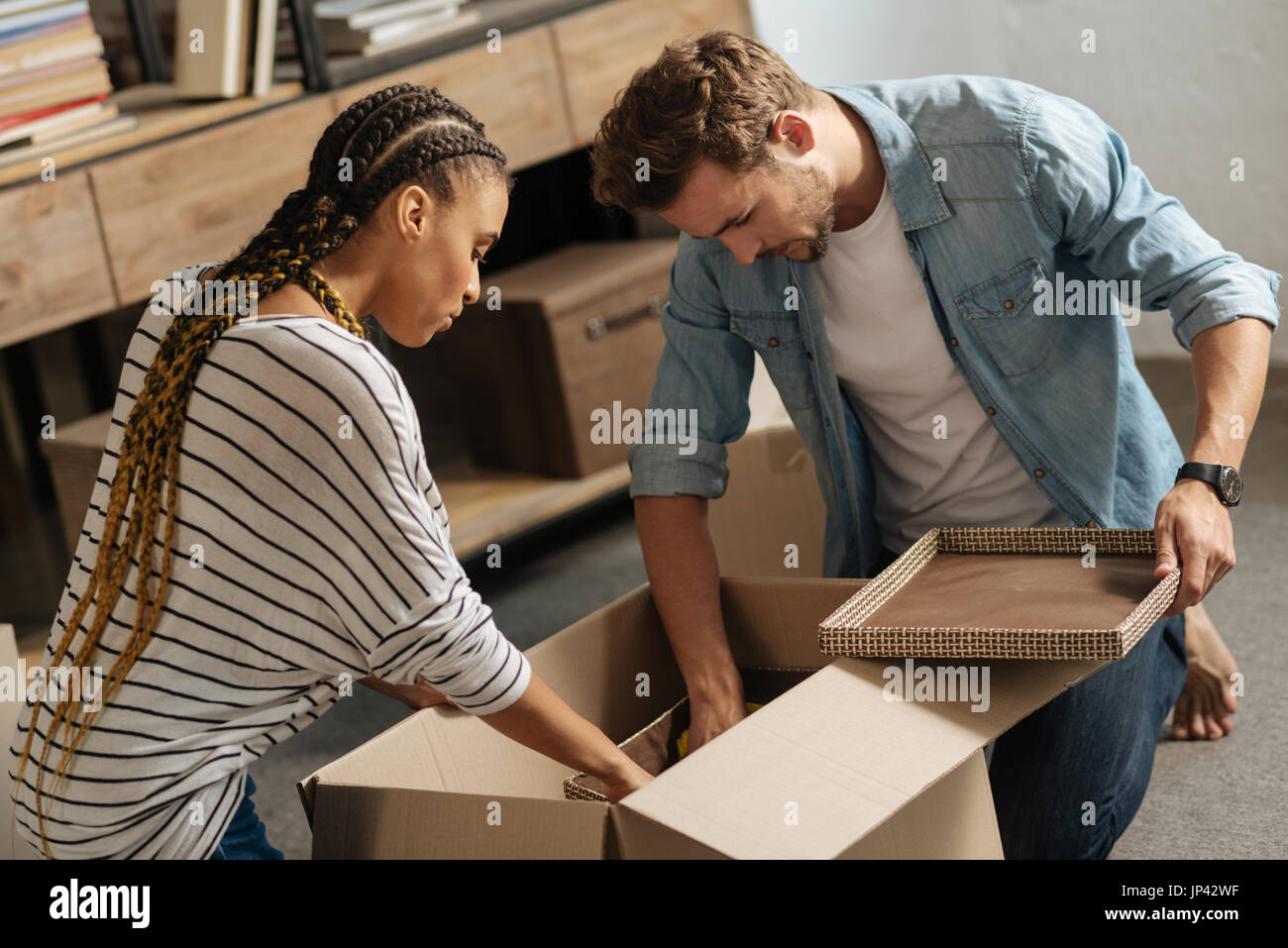 Heads bowing hi-res stock photography and images - Alamy