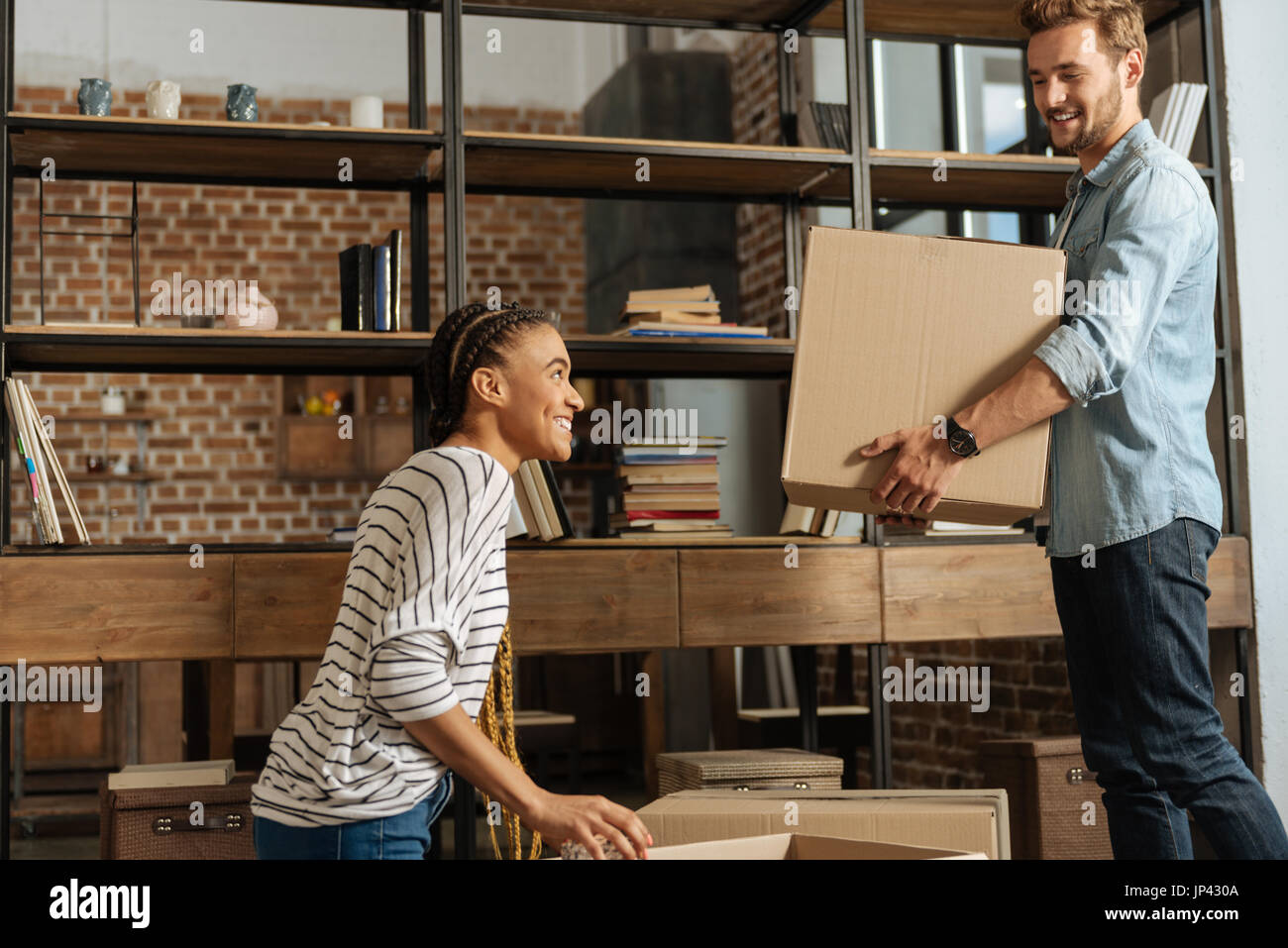 International moving house hi-res stock photography and images - Alamy