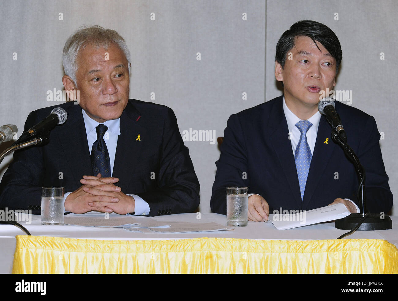 SEOUL, South Korea - Kim Han Gil (L) and Ahn Cheol Soo, co-leaders of ...