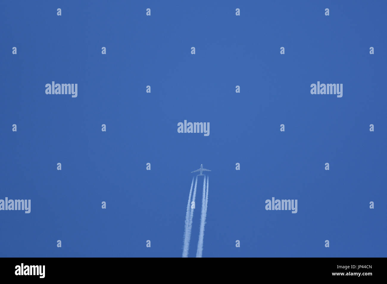 Airplane leaving trails hi-res stock photography and images - Alamy