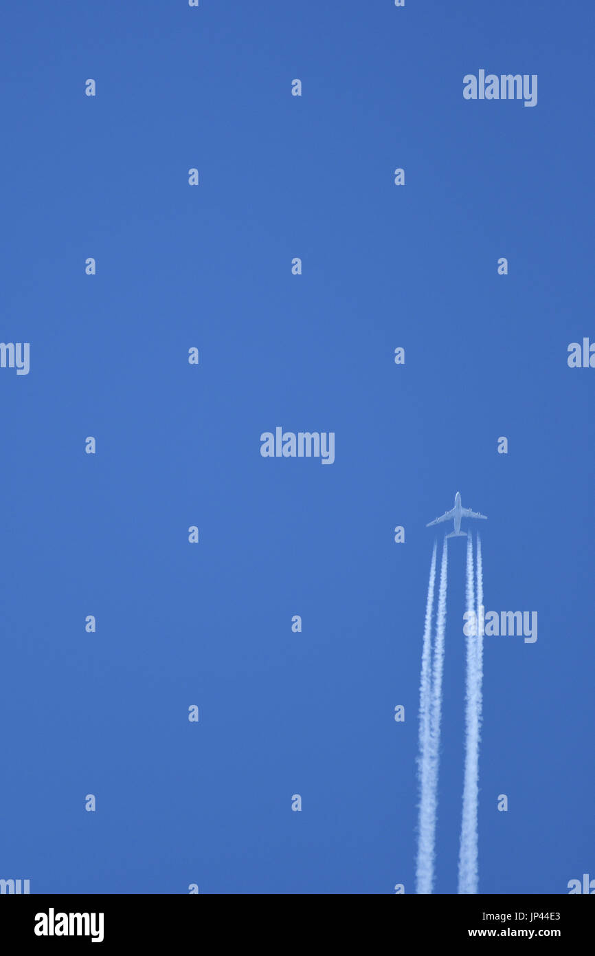 Airplane leaving trails hi-res stock photography and images - Alamy
