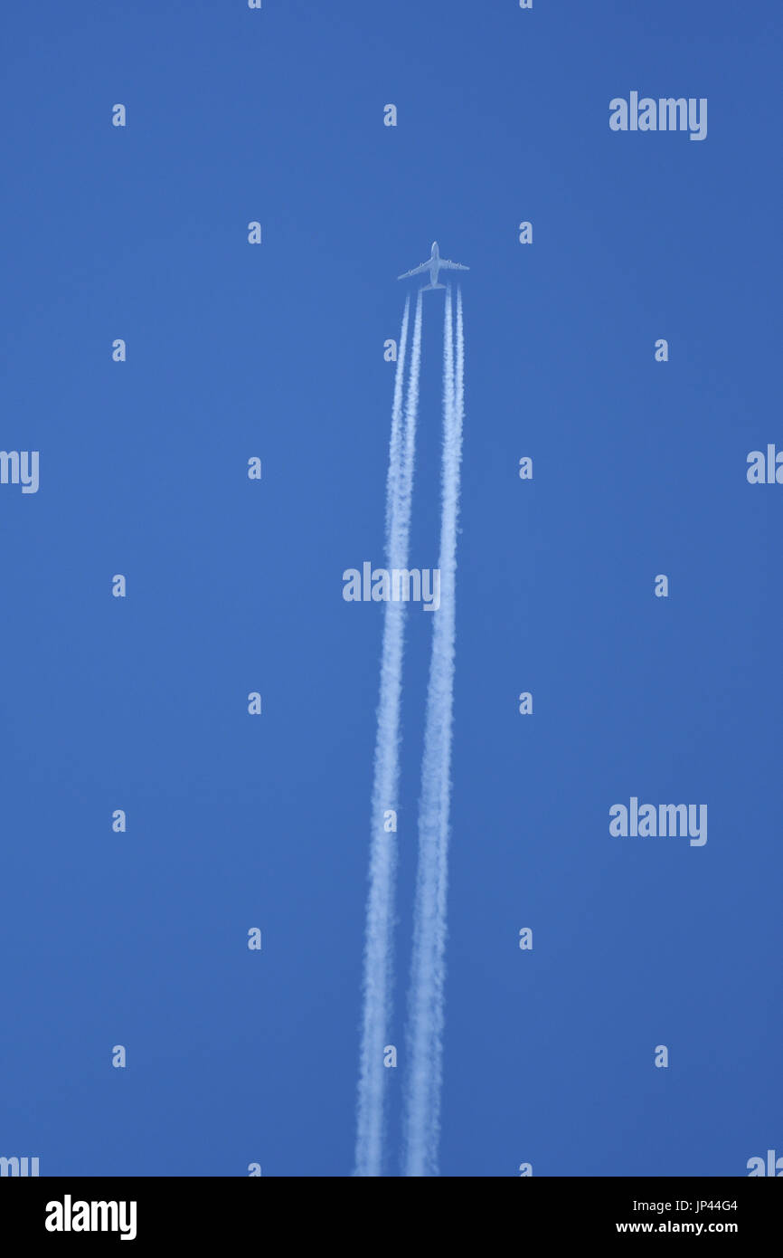 Aircraft trails hi-res stock photography and images - Alamy