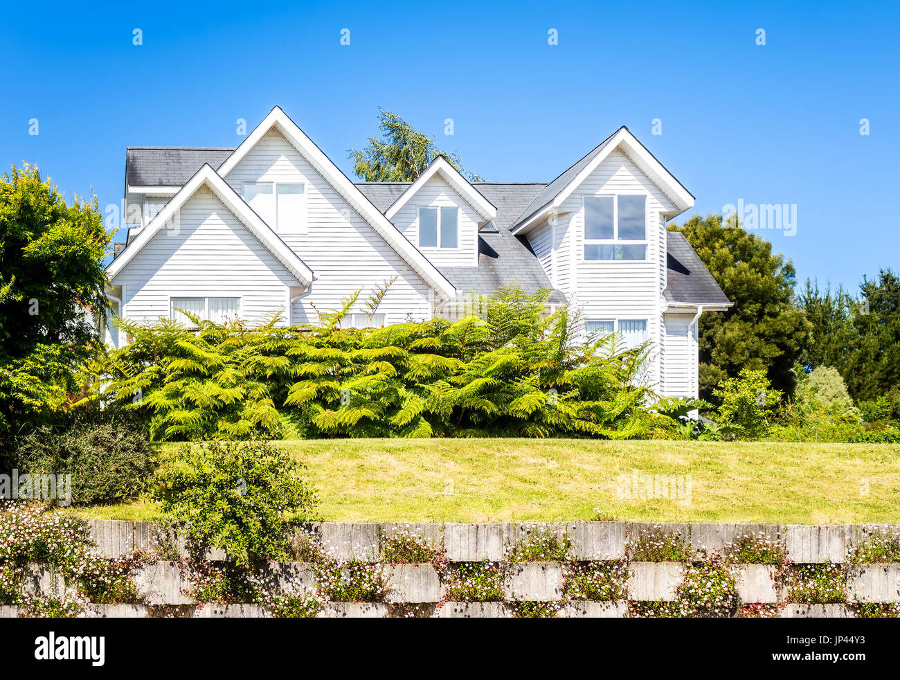 Middle class house exterior hi-res stock photography and images - Alamy
