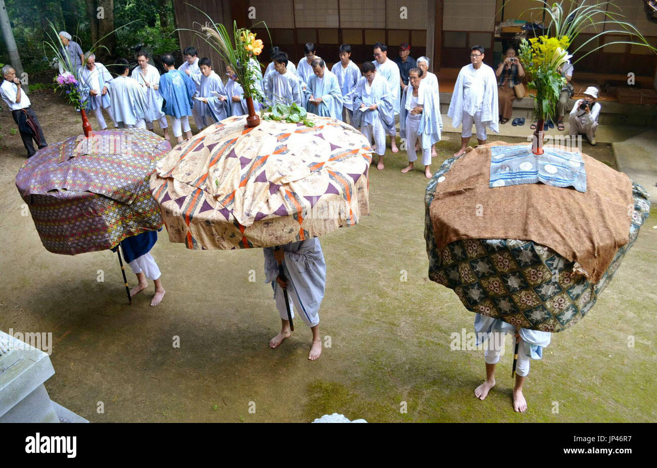 HASHIMOTO, Japan - The 300-year-old "kasahoko" ritual praying for good ...