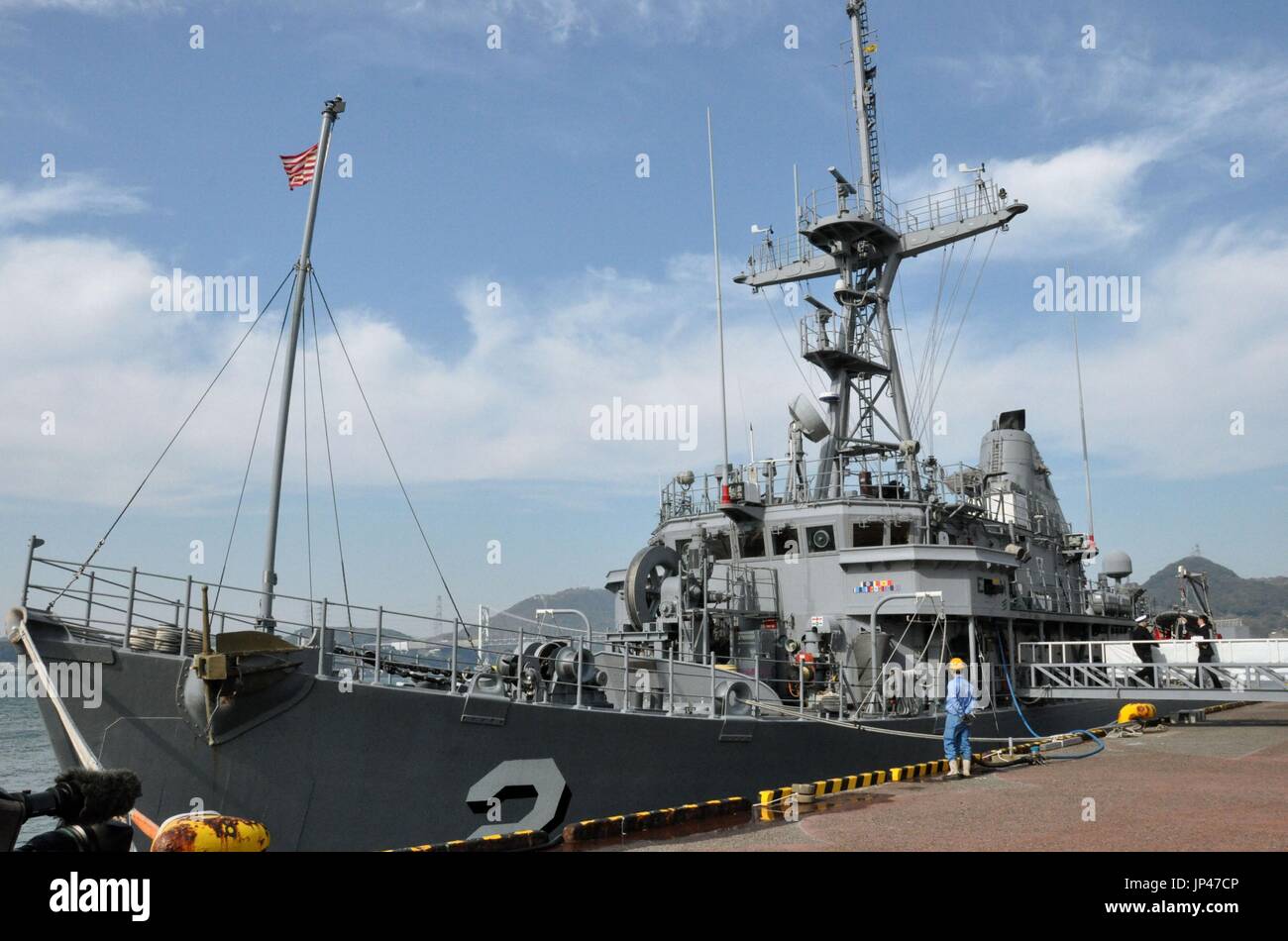 KITAKYUSHU, Japan - The U.S. mine countermeasure ship Defender arrives ...