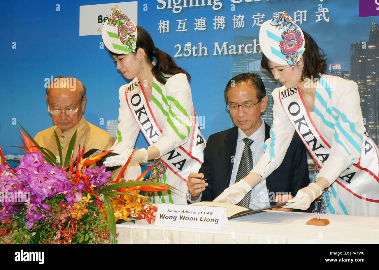 NAHA, Japan - Okinawa Gov. Hirokazu Nakaima (L) and Wong Woon Liong ...