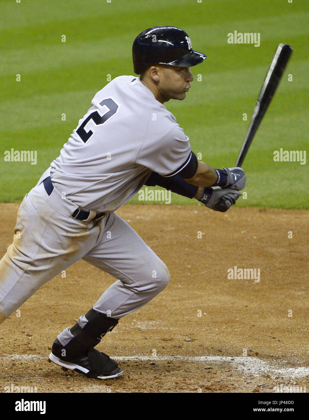 HOUSTON, United States - New York Yankees infielder Derek Jeter singles ...