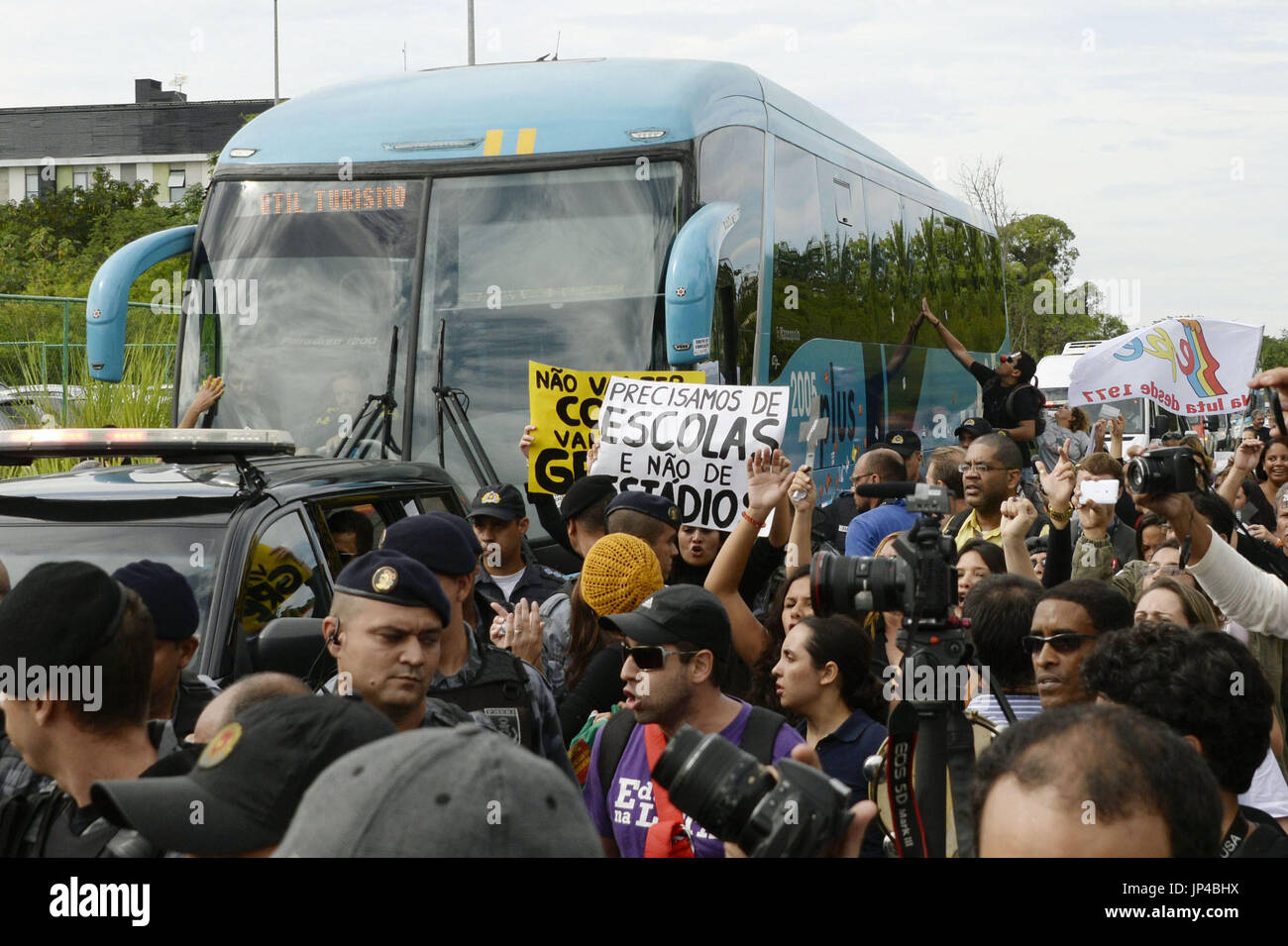 RIO DE JANEIRO, Brazil - A bus carrying Brazil's soccer World Cup squad ...