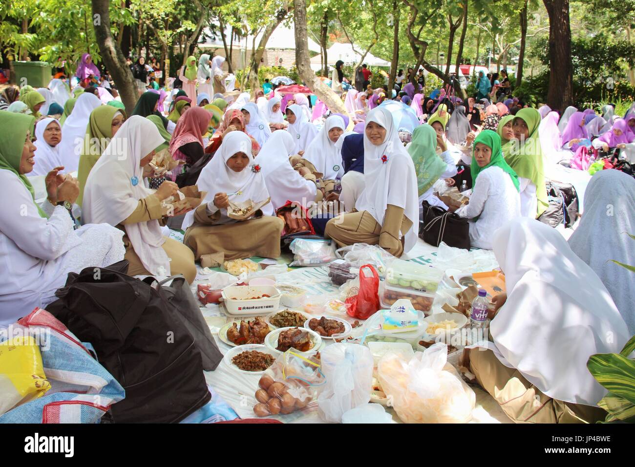 HONG KONG, China - Indonesian housemaids spend a holiday in Victoria ...
