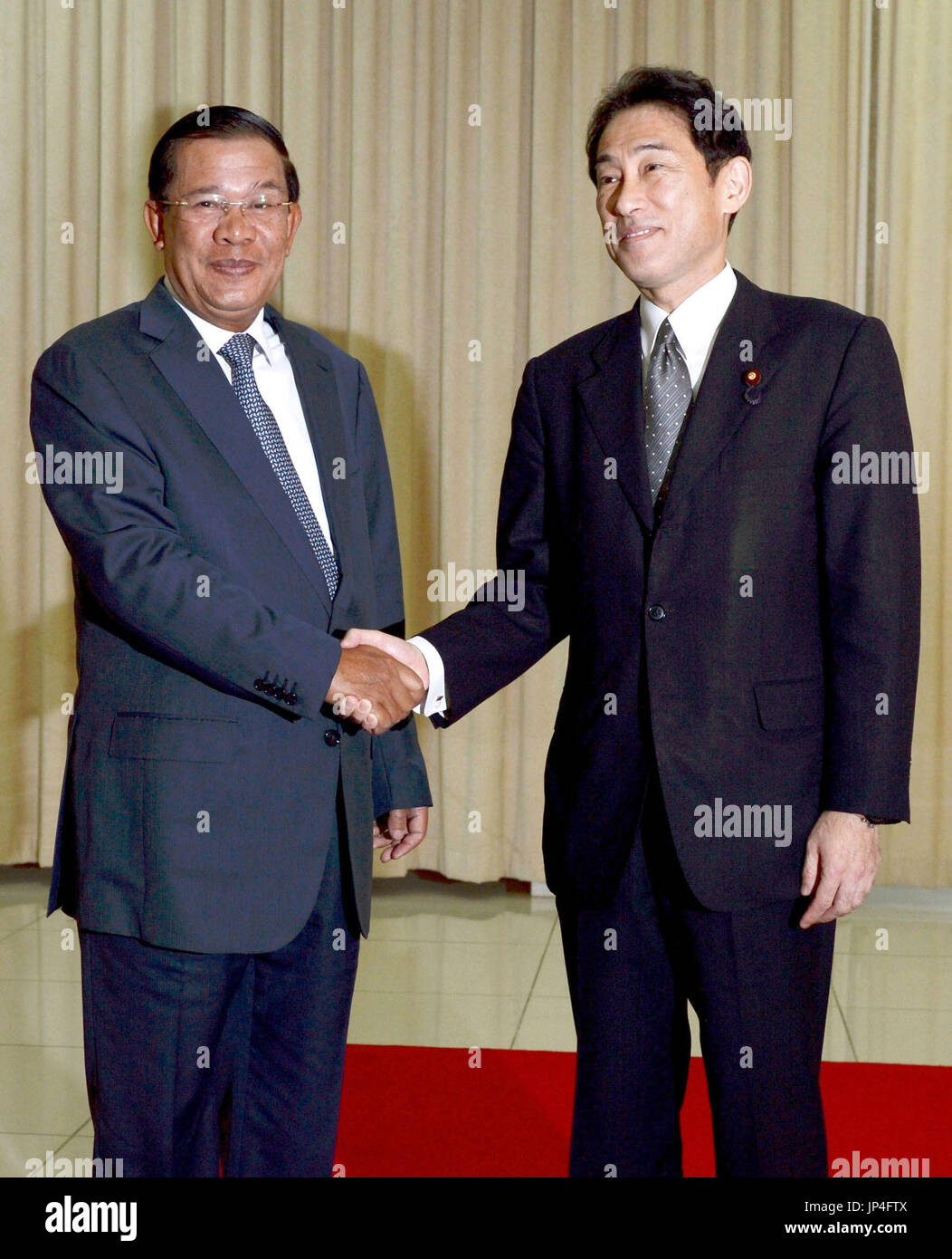 PHNOM PENH, Cambodia - Cambodian Prime Minister Hun Sen (L) and ...