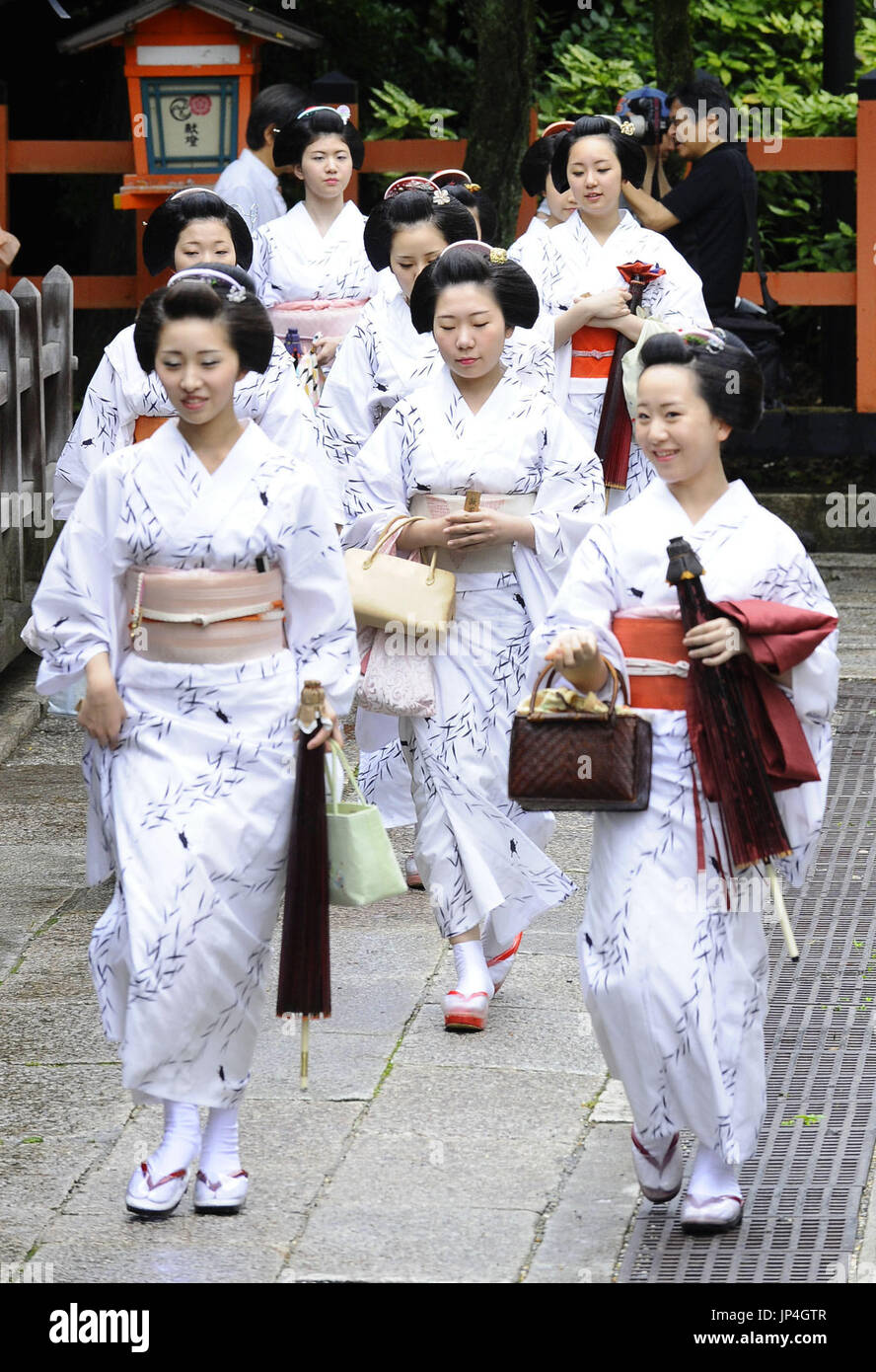 KYOTO, Japan - "Geiko" and "maiko" female entertainers, collectively ...