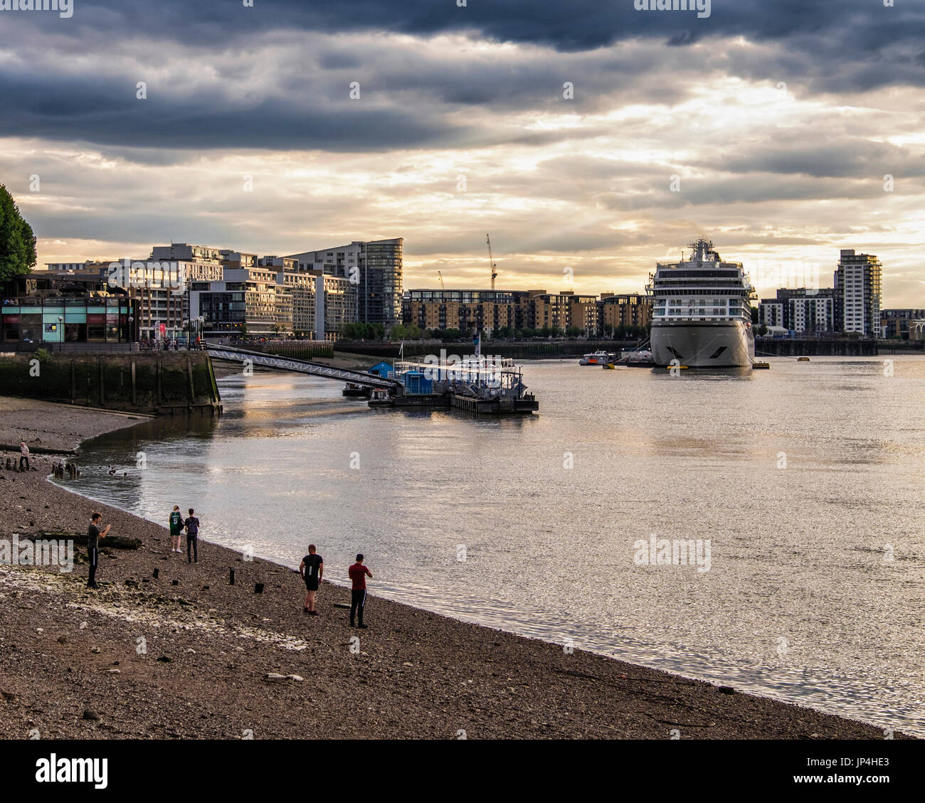 People on the river thames beach at low tide hi-res stock photography ...