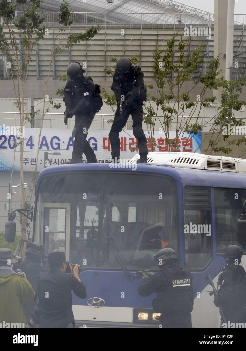TOKYO, Japan - South Korean Special Weapons and Tactics (SWAT ...