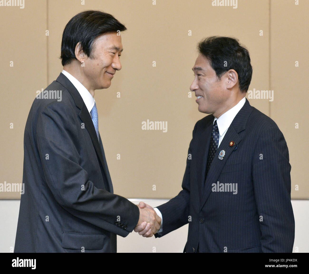 NAYPYITAW, Myanmar - South Korean Foreign Minister Yun Byung Se (L) and ...