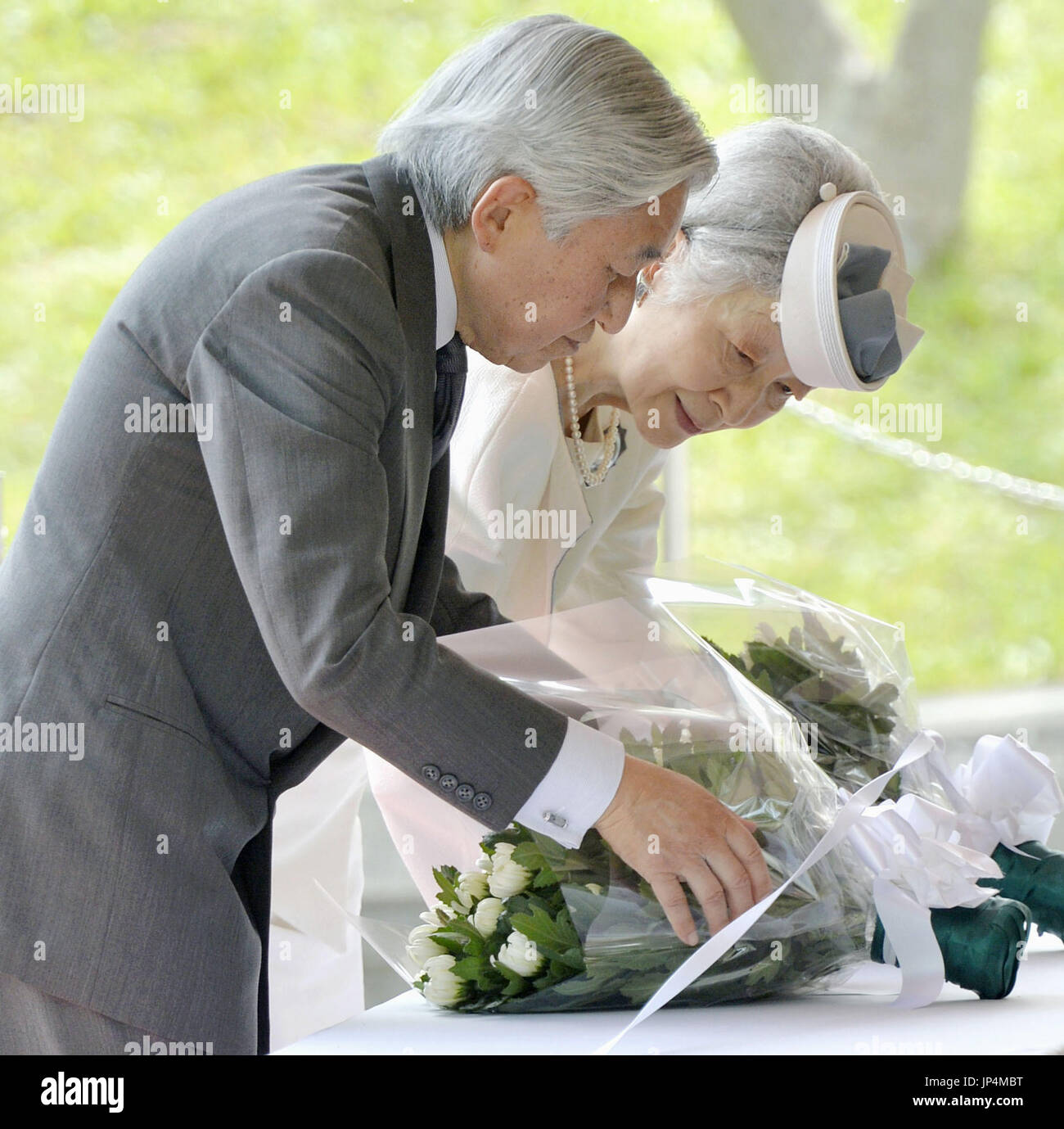 TOME, Japan - Emperor Akihito and Empress Michiko offer flowers at the ...