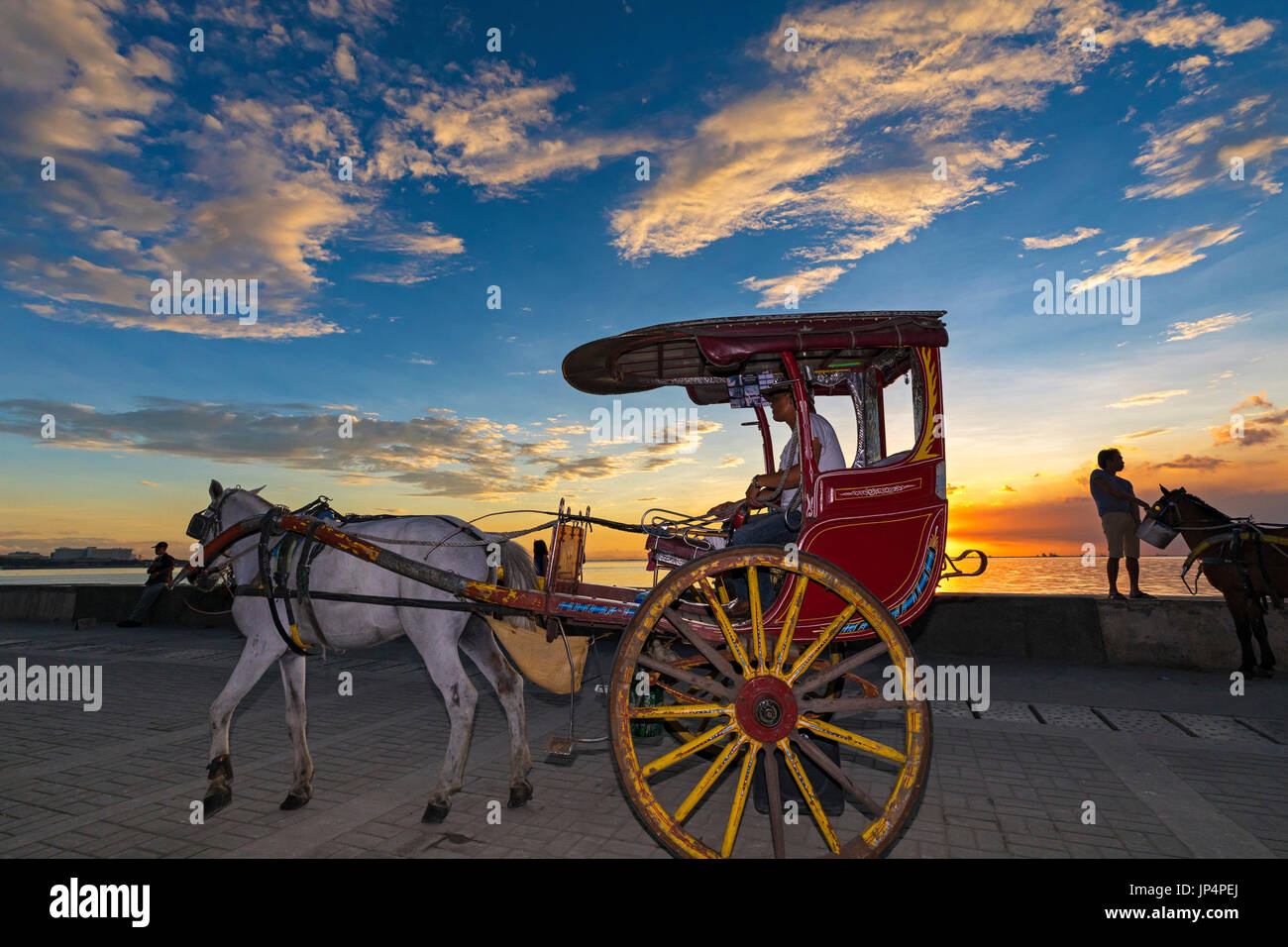 Kalesa on Roxas Boulevarde, Manila Bay, Philippines Stock Photo - Alamy
