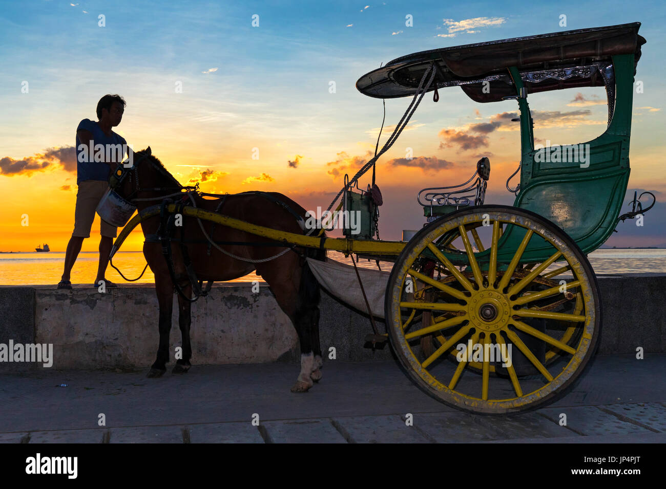 Kalesa at sunset on Manila Bay, Philippines Stock Photo - Alamy