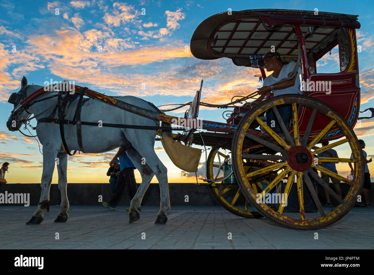 Kalesa on Roxas Boulevarde, Manila Bay, Philippines Stock Photo - Alamy