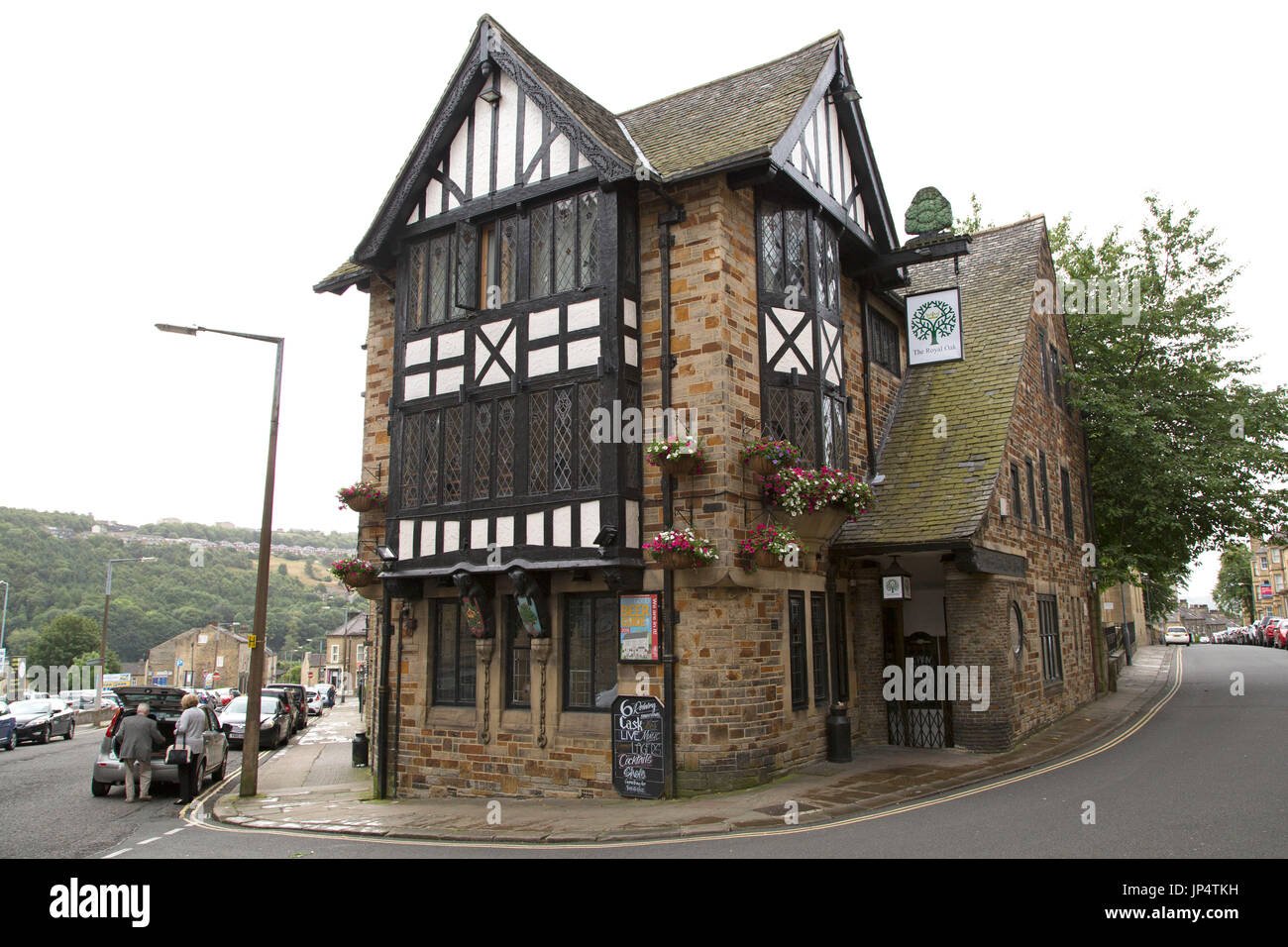 Half timbered public house hi-res stock photography and images - Alamy