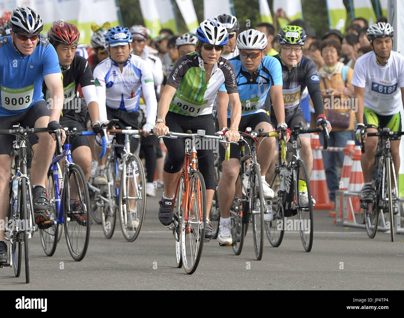 ISHINOMAKI, Japan - U.S. Ambassador to Japan Caroline Kennedy (C) and ...