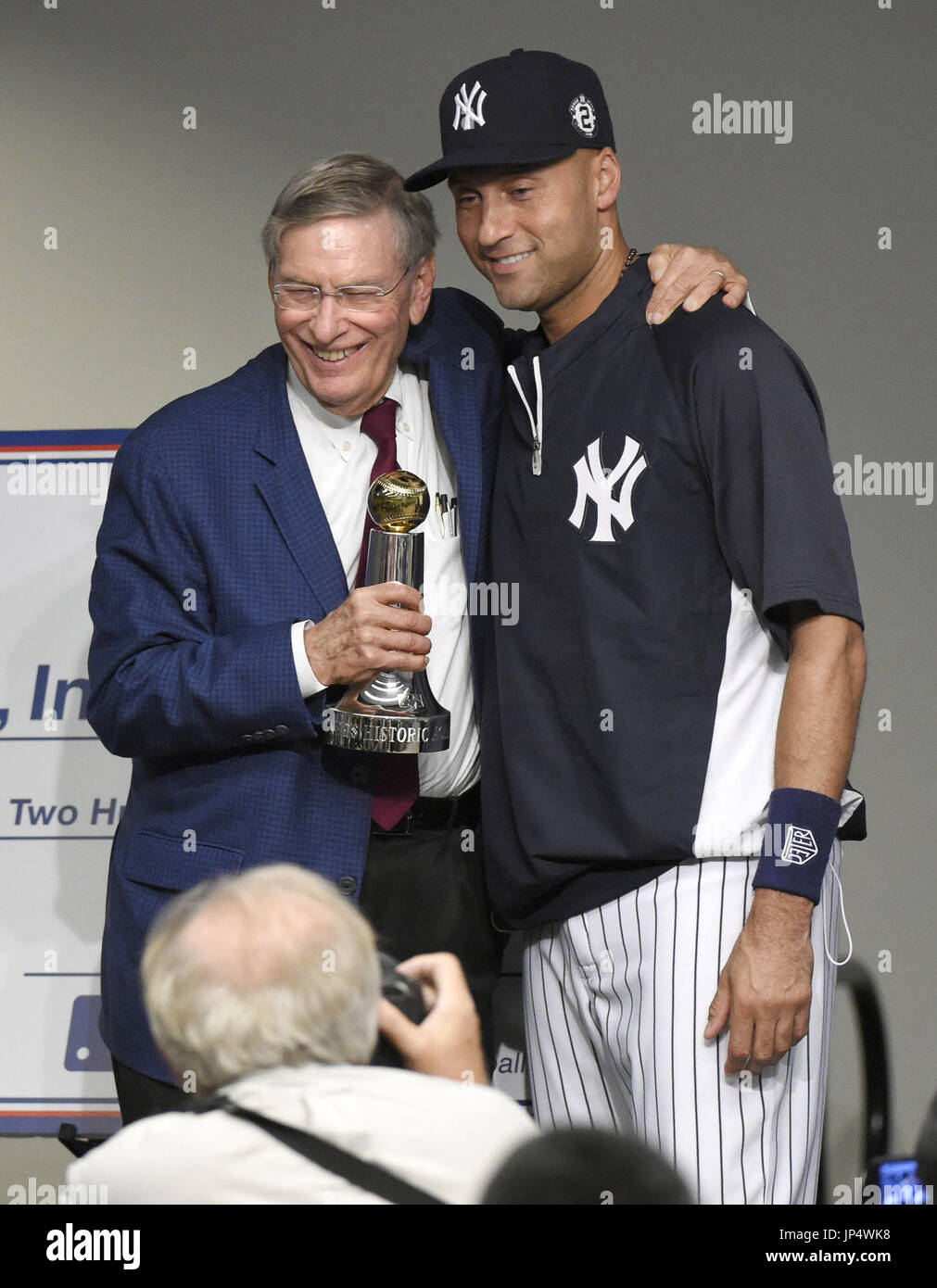 NEW YORK, United States - New York Yankees captain Derek Jeter (R ...