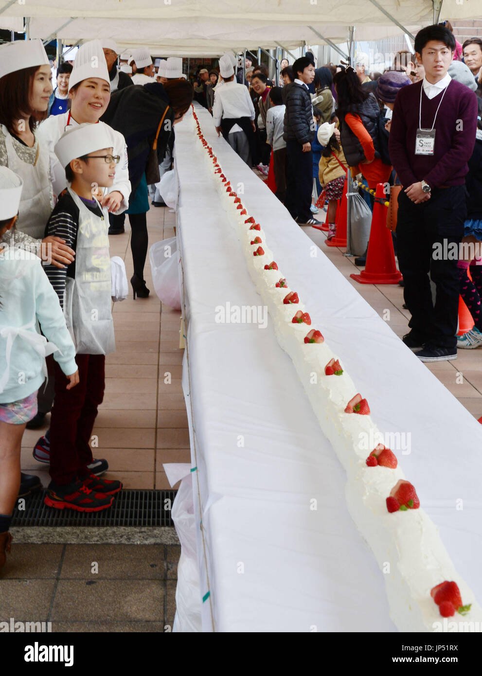 OSAKA, Japan - Photo shows the world's longest cake roll, 140.62 meters ...