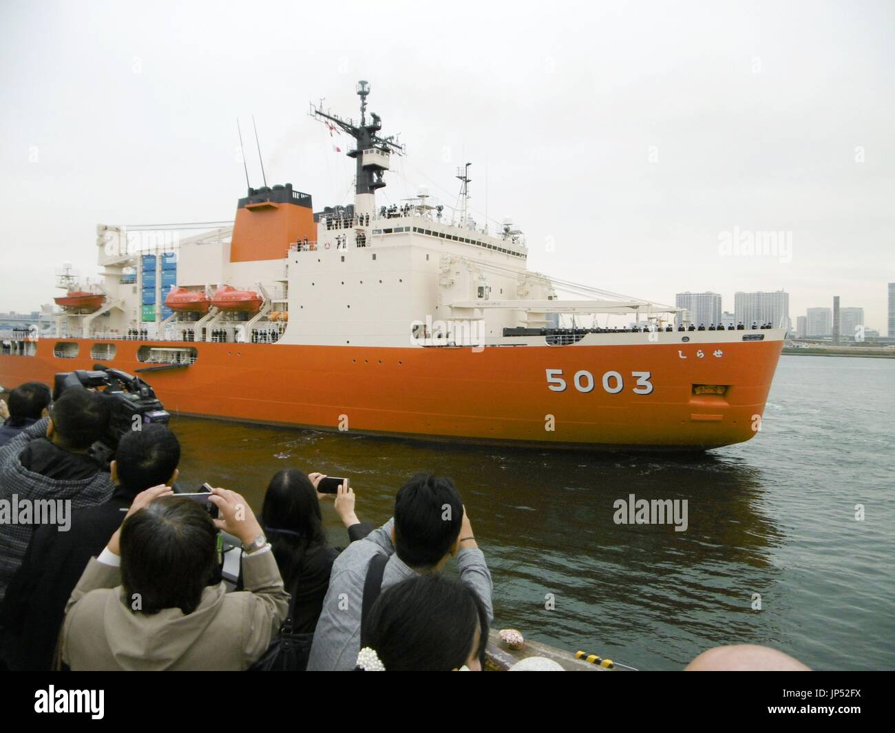 TOKYO, Japan - The Japanese icebreaker Shirase leaves Tokyo's Harumi ...