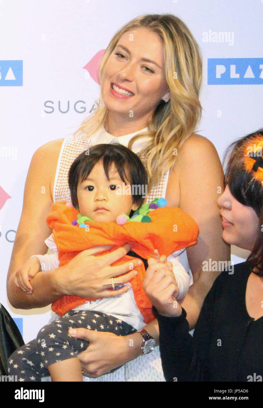 TOKYO, Japan - Maria Sharapova poses for photos with a child in Tokyo ...