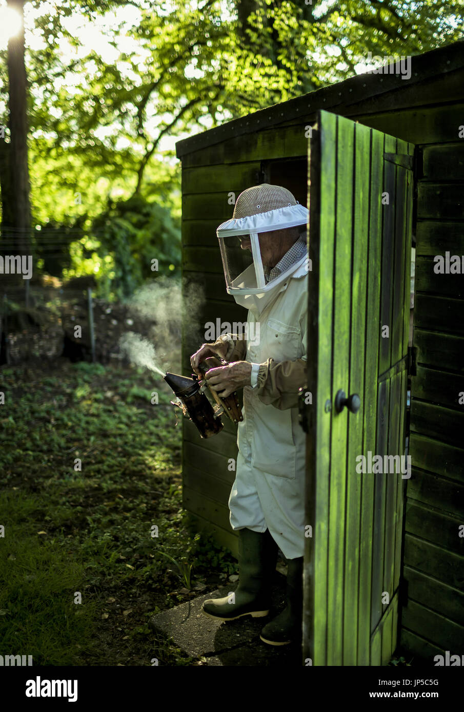 Bee bellows hi-res stock photography and images - Alamy