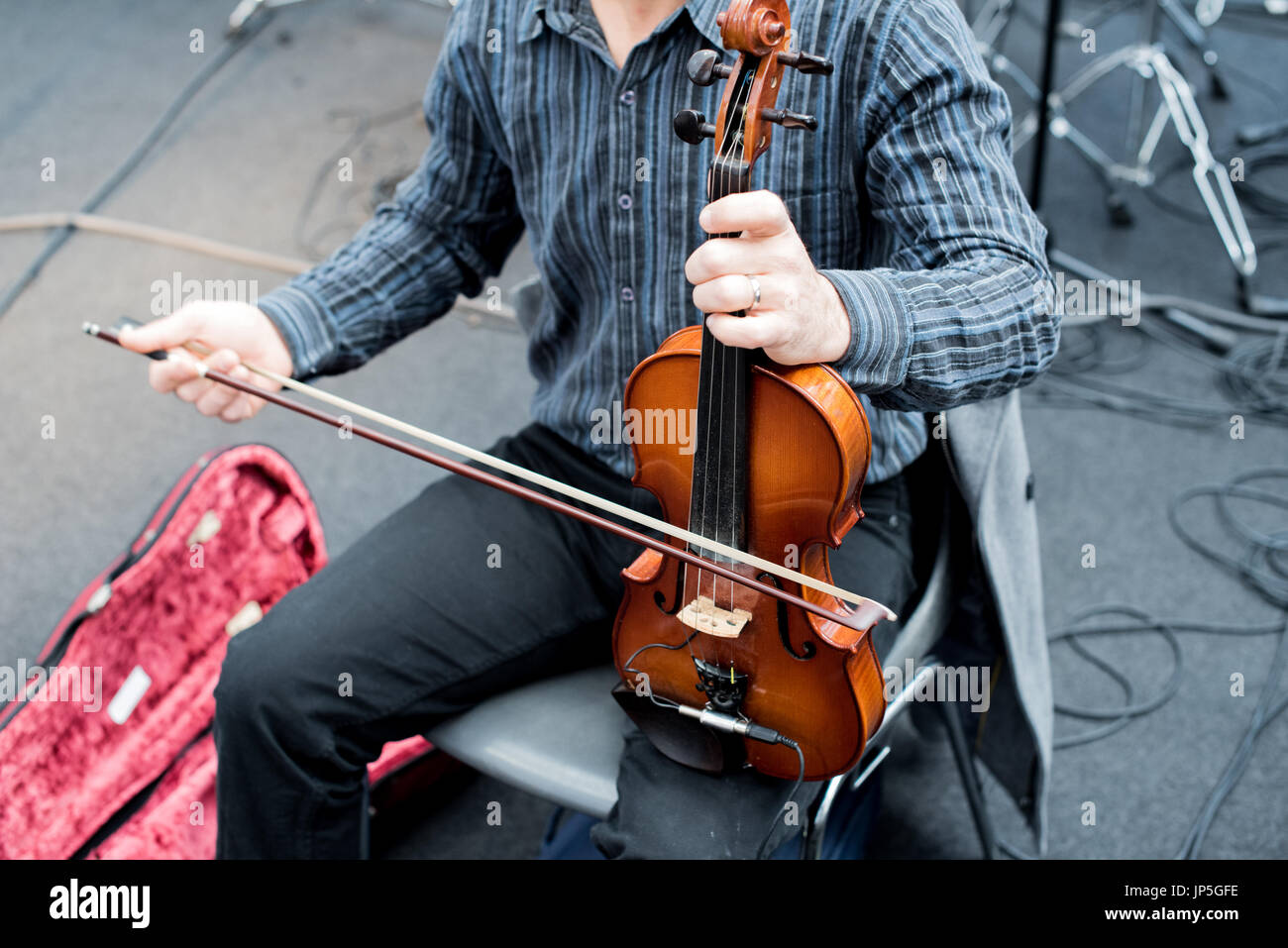 Violinist play violin in the typical Moroccan way Stock Photo - Alamy