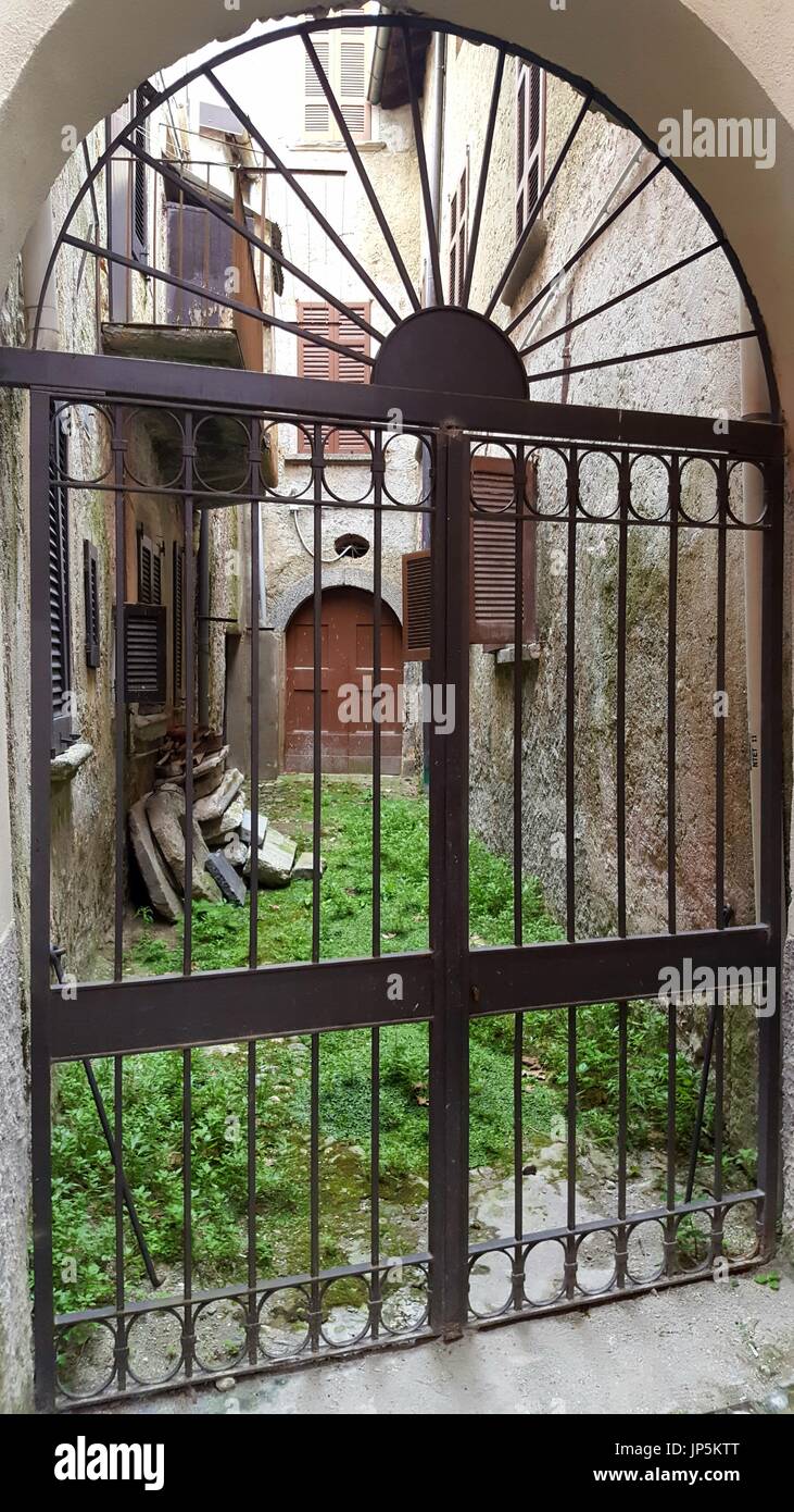 Old property gate hi-res stock photography and images - Alamy