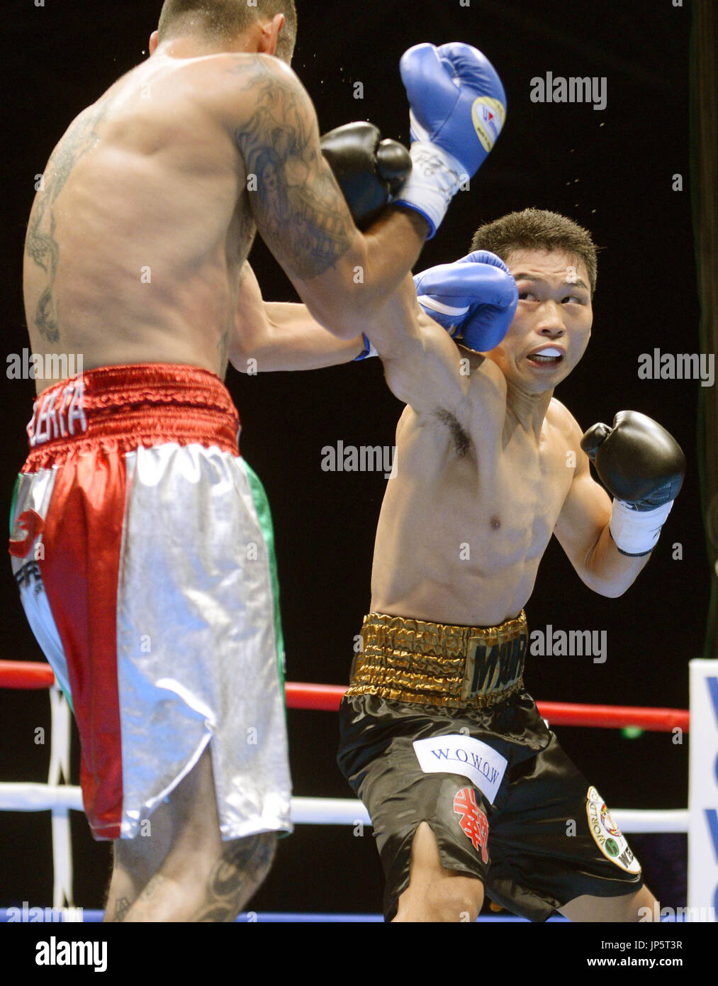 YOKOHAMA, Japan - Japanese champion Takashi Miura (R) and top-ranked ...