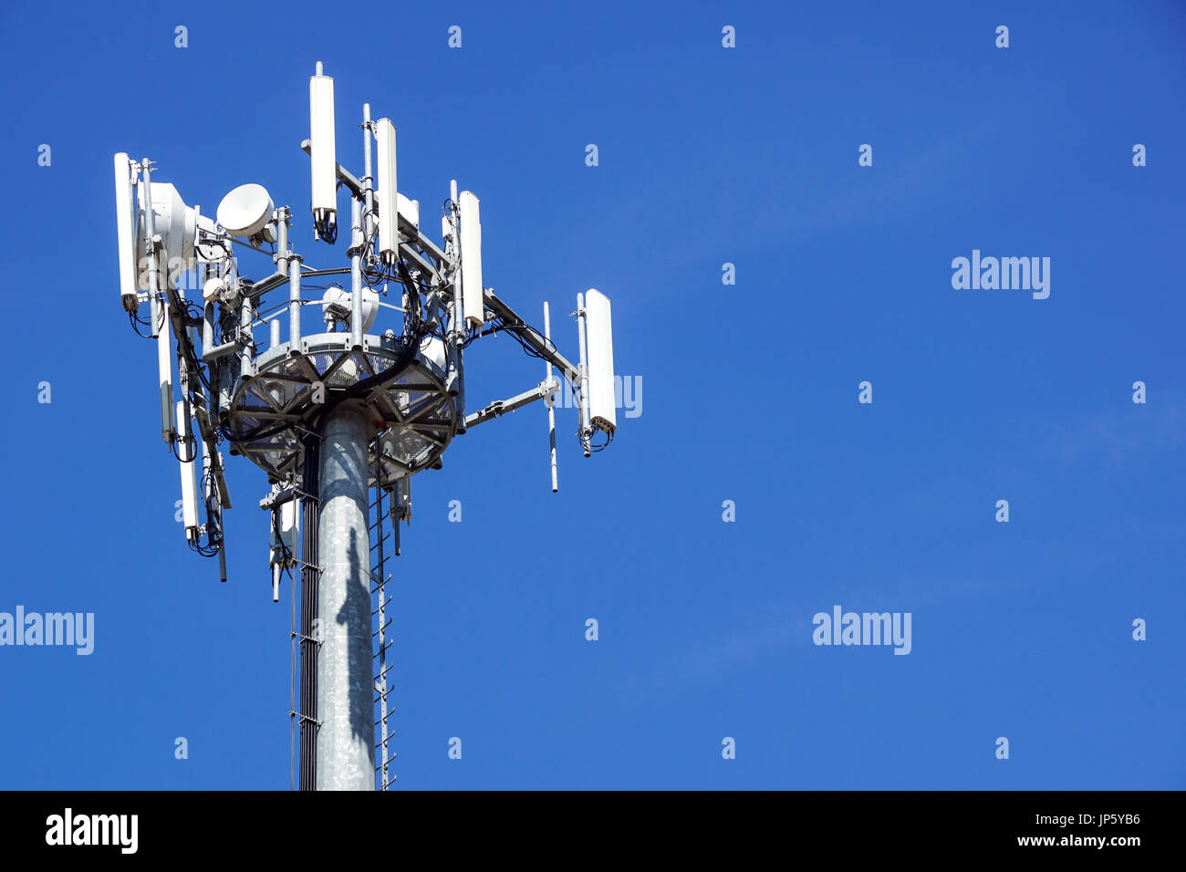 Top of a cell phone tower hi-res stock photography and images - Alamy