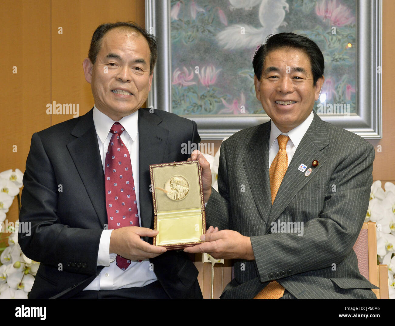 TOKYO, Japan - Shuji Nakamura (L), a Japan-born American professor at ...