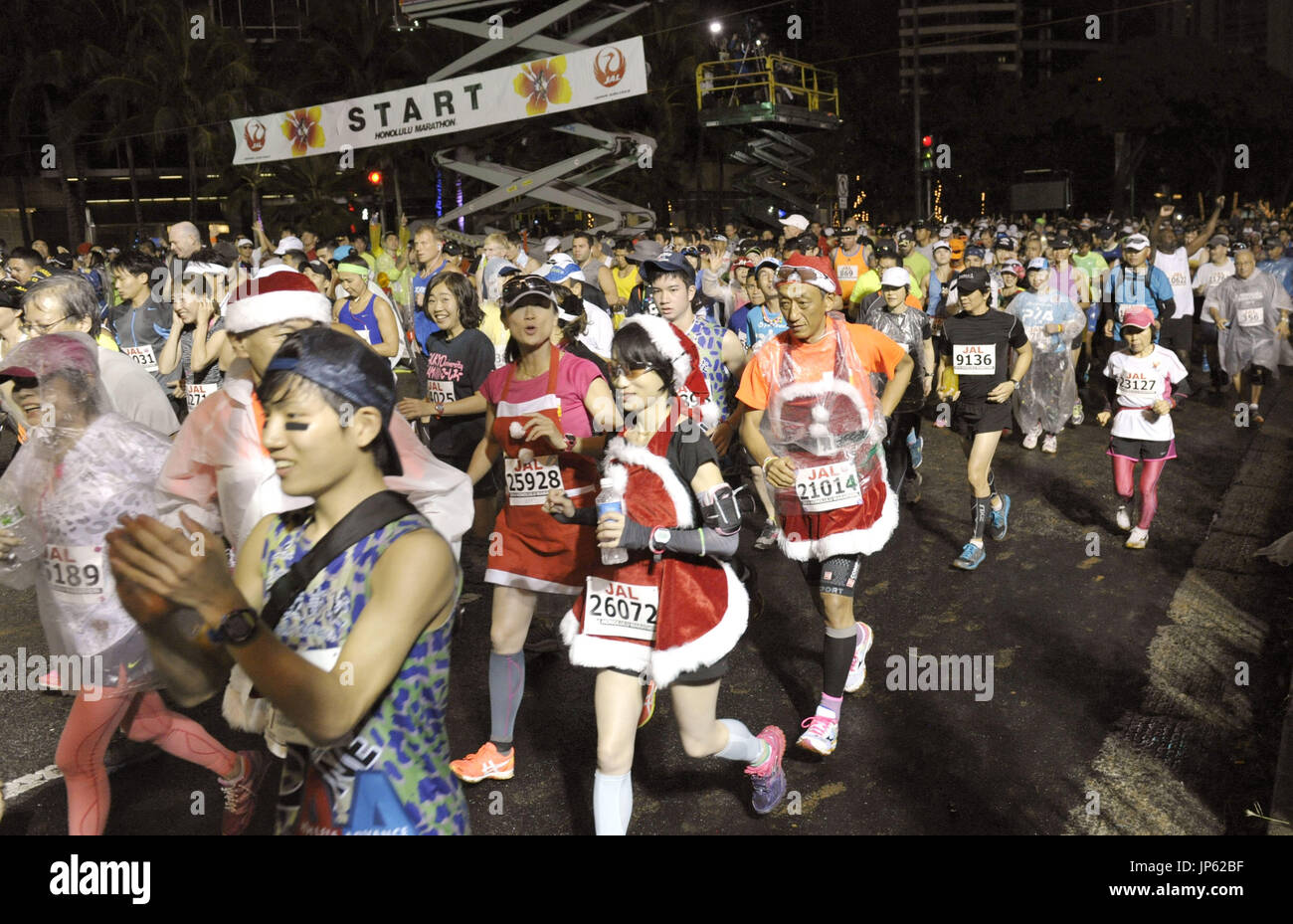 HONOLULU, United States - Runners dressed in various costumes start at ...