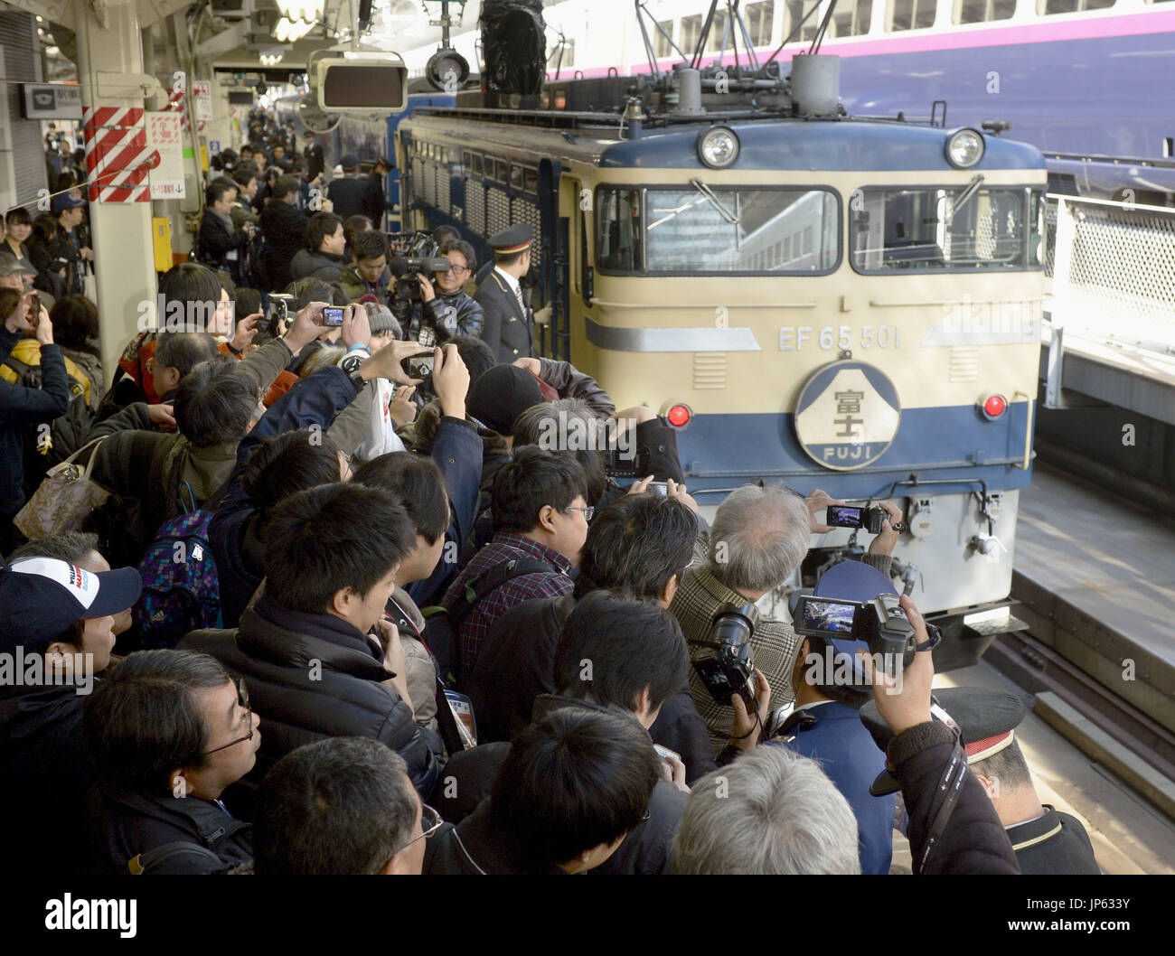 TOKYO, Japan - A crowd of railway fans sees off the retired sleeper ...