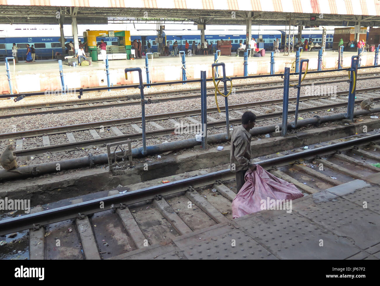 Rail workers india hi-res stock photography and images - Alamy