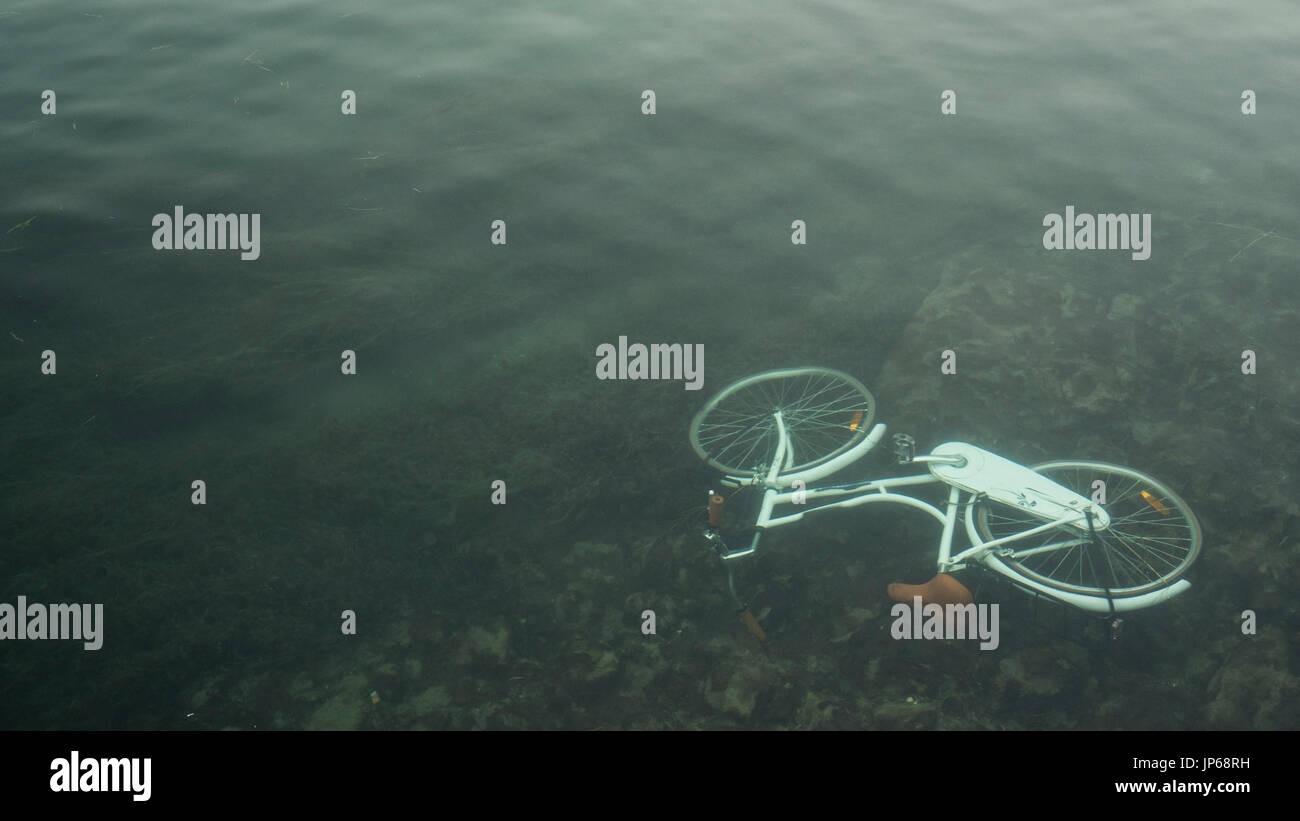 Object dropped water hi-res stock photography and images - Alamy