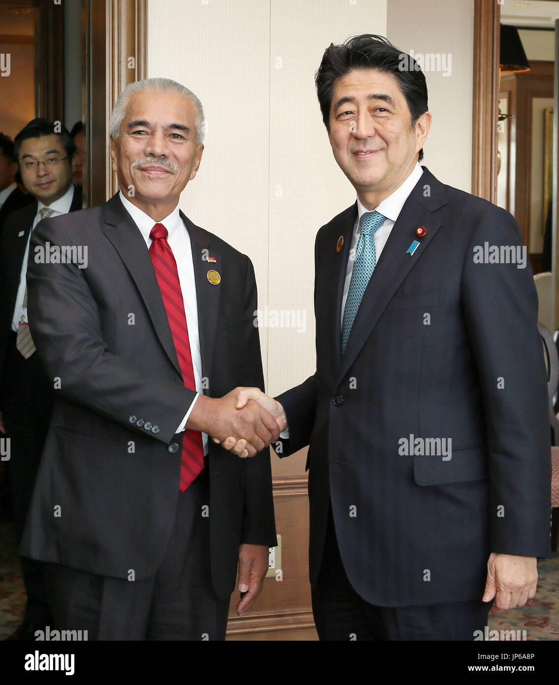 Visiting Kiribati President Anote Tong (L) and Japanese Prime Minister ...