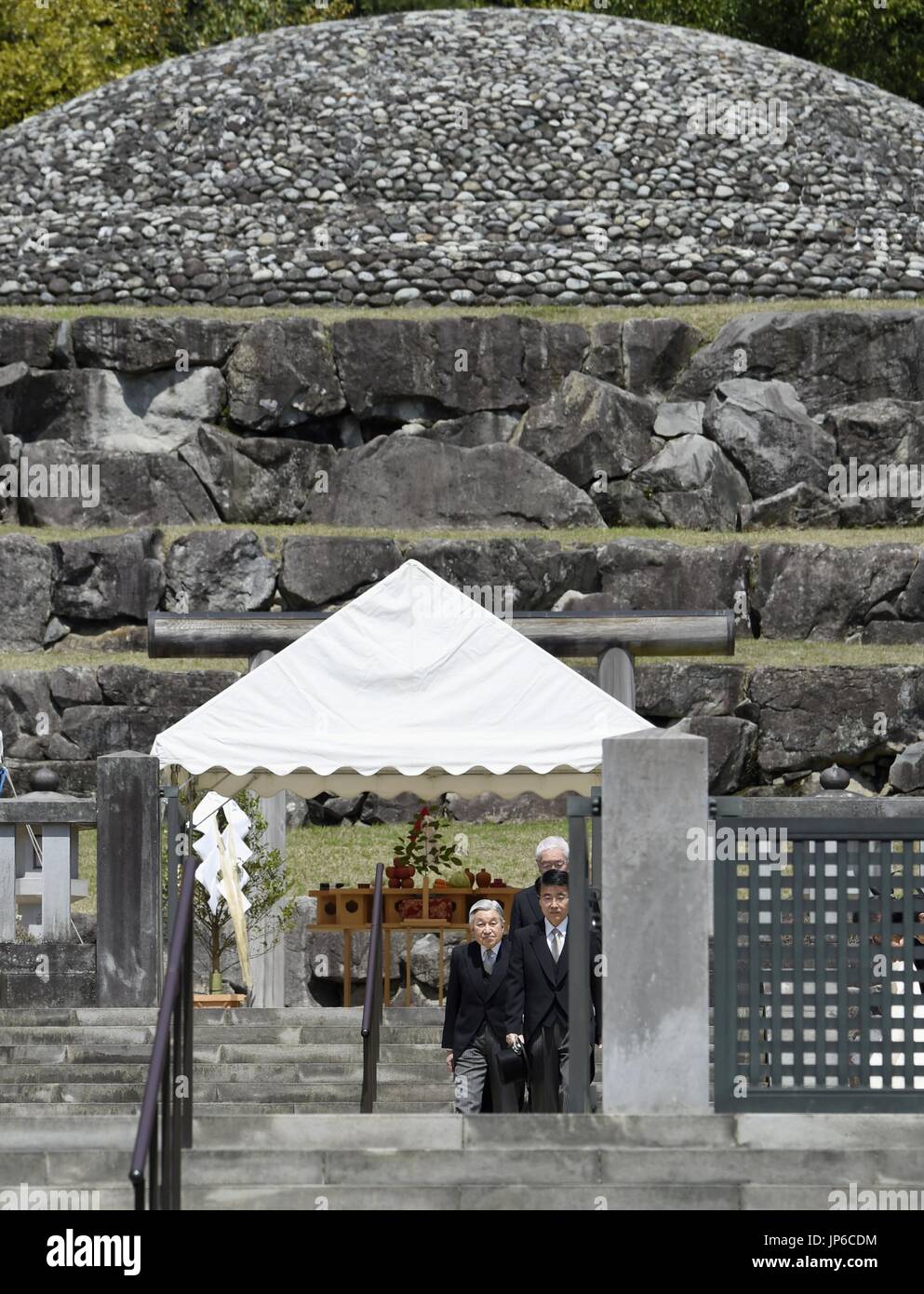 Japanese Emperor Akihito (L) visits the Musashino Imperial Mausoleum in ...